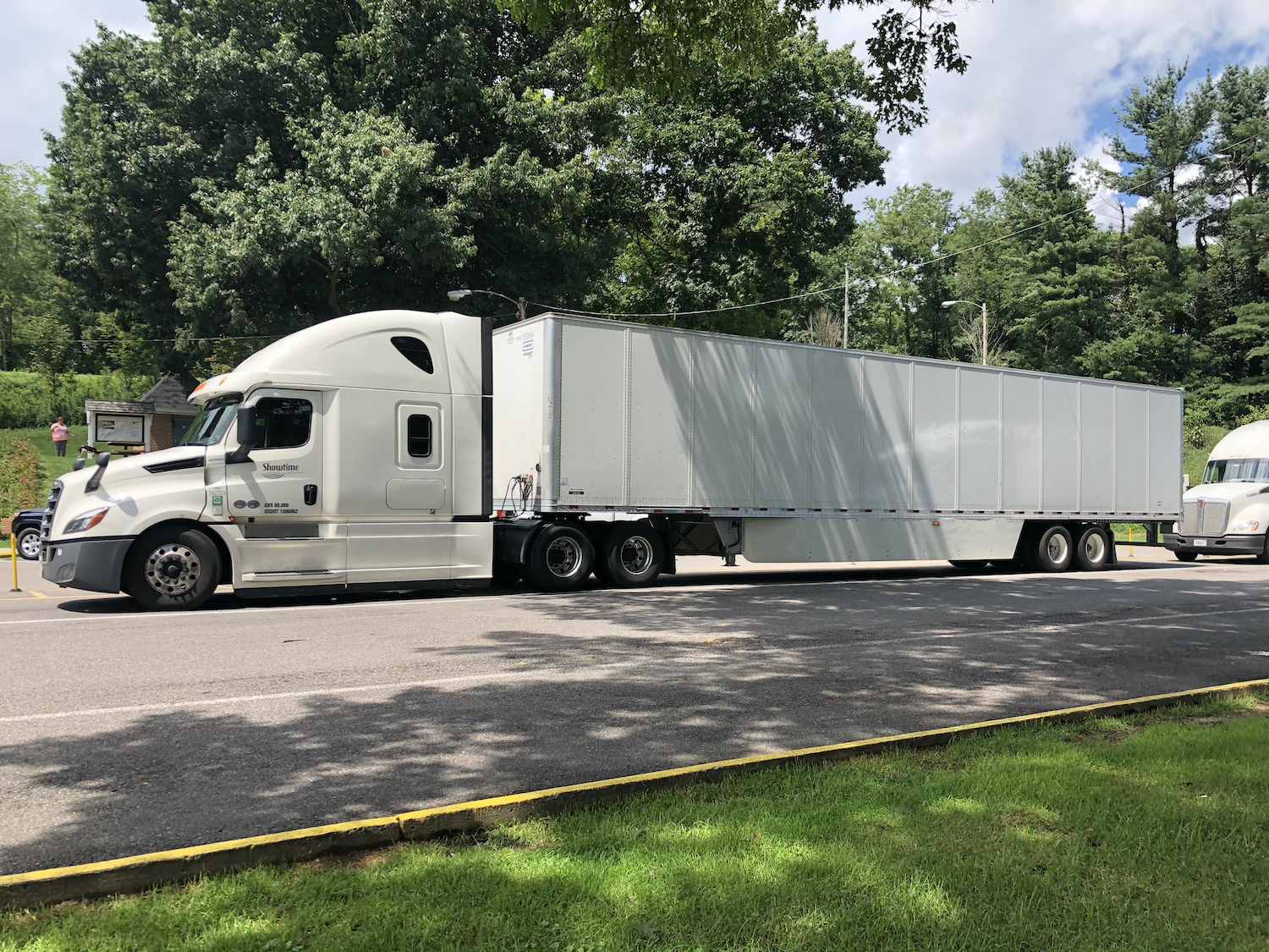 Showtime Trucking LLC